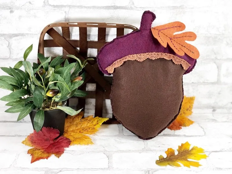 How to DIY the Easiest Autumn Acorn Pillow