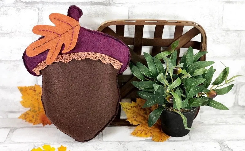 How to DIY the Easiest Autumn Acorn Pillow